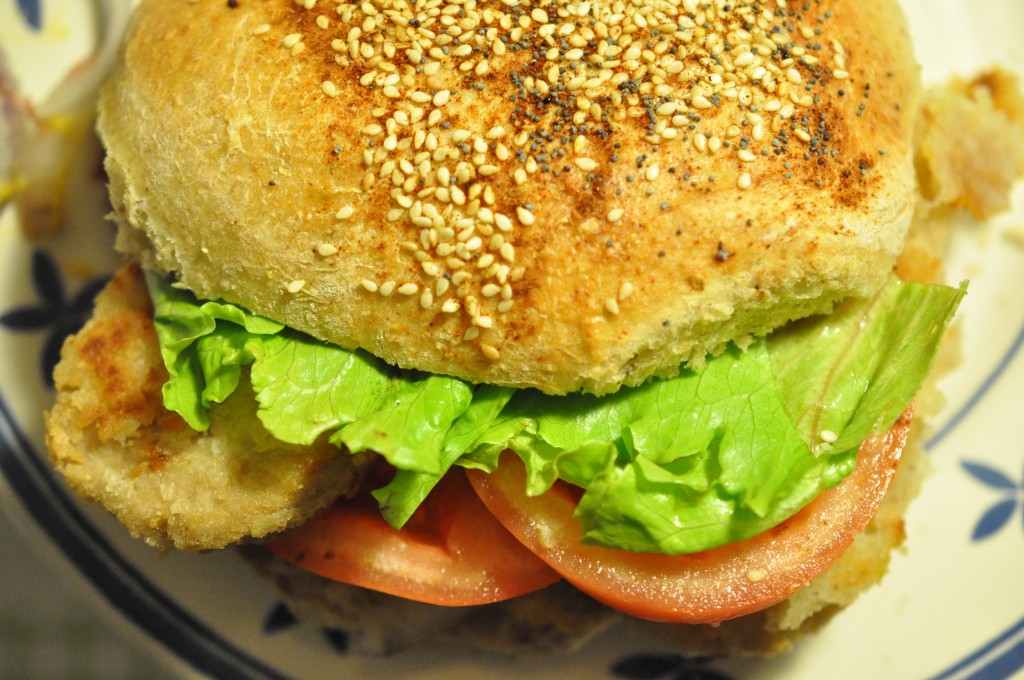 Dagens xl-kyllingeburger med grønt og karrydressing | nogetiovnen.dk