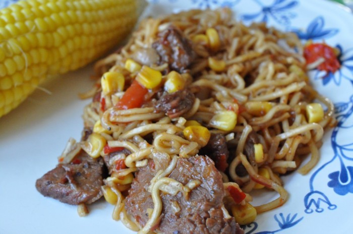 Stegte nudler med oksekød – nem opskrift • nogetiovnen.dk