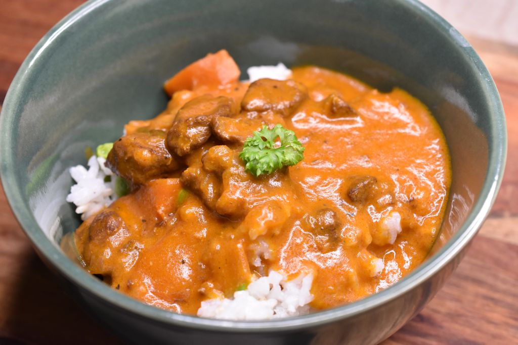 Gullash med ris og fløde – nem opskrift • nogetiovnen.dk