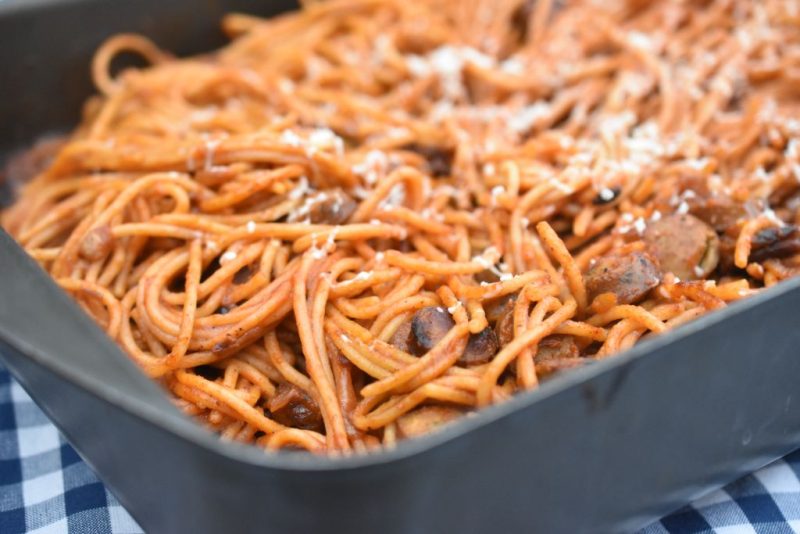 Spaghetti med pølser, ketchup og løg – stegt pasta