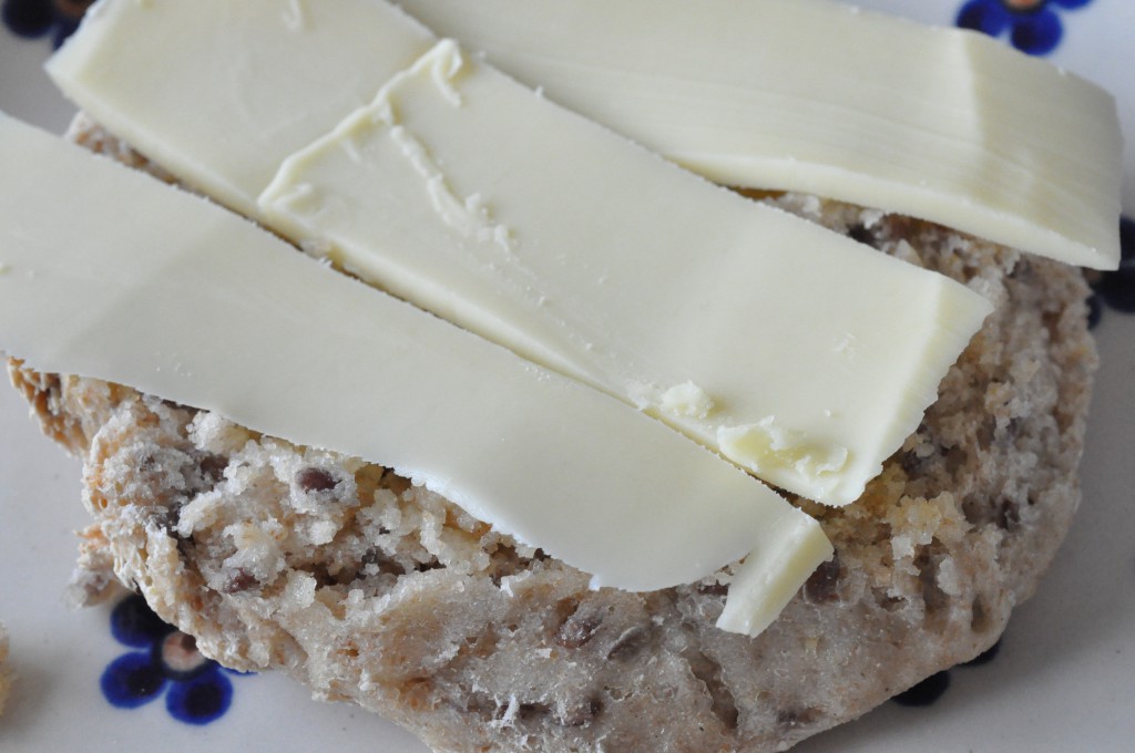 Groft brød og boller med rugmel og havregryn nogetiovnen.dk