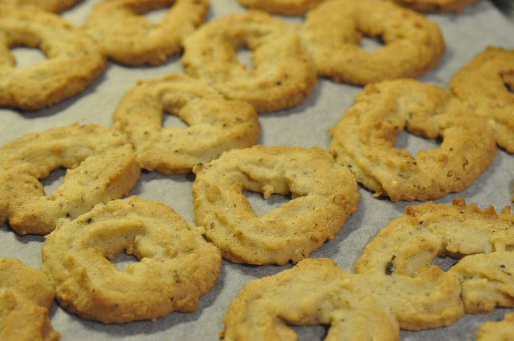 Småkager med mandelmel & chokoladeknapper • nogetiovnen.dk