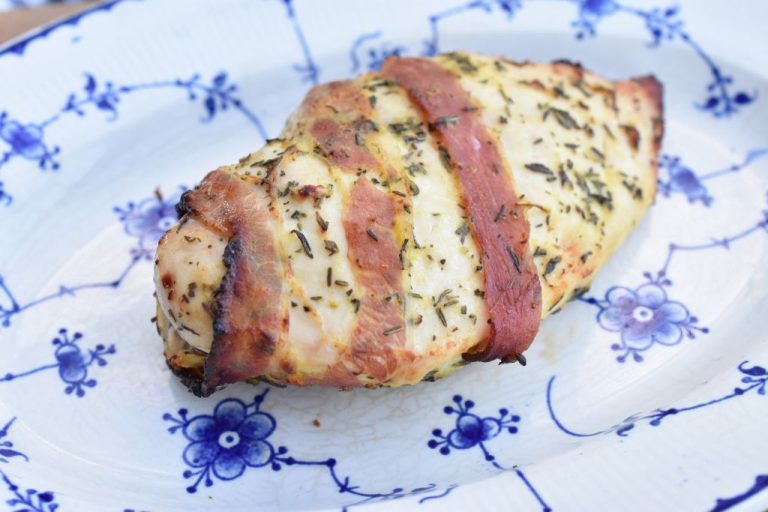 Grillet kyllingefilet med bacon & rissalat nogetiovnen.dk