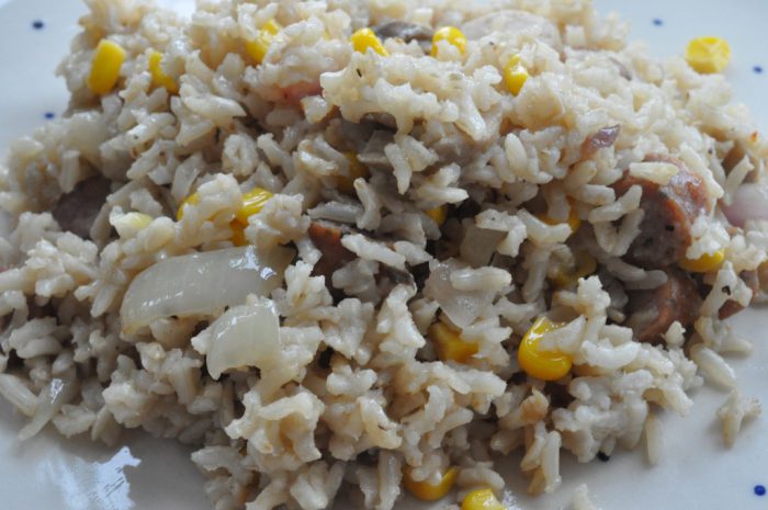 Risret med pølser – stegte ris med grøntsager nogetiovnen.dk