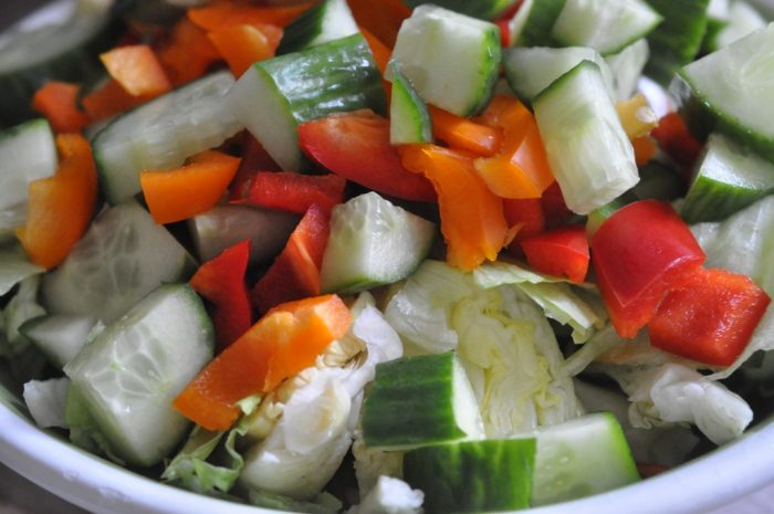 Salat med agurk og tomat – nem opskrift på grøn salat