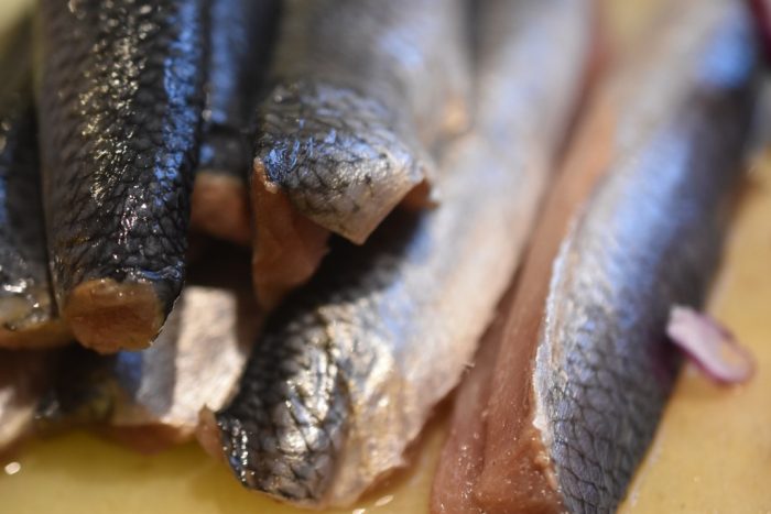 Stegte sild i eddike med rødløg – nem opskrift nogetiovnen.dk