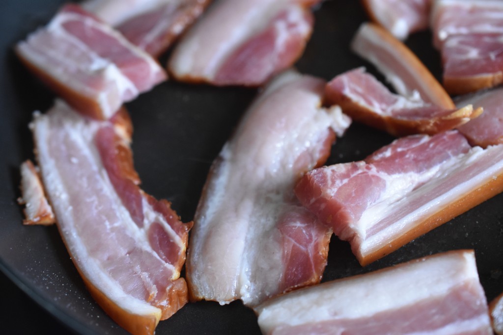 Æbleflæsk med løg og bacon – nem opskrift