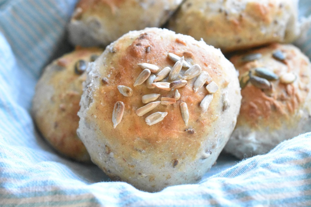 Boller med rugmel – opskrift på grovboller • nogetiovnen.dk