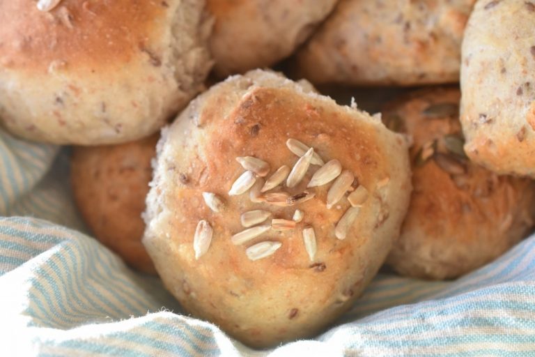 Boller med rugmel – opskrift på grovboller • nogetiovnen.dk