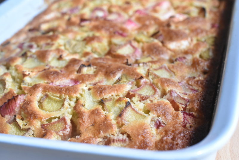 Rabarberkage med marcipan og kokosmel • nogetiovnen.dk