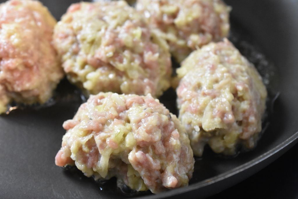 Frikadeller opskrift – god frikadellefars nogetiovnen.dk