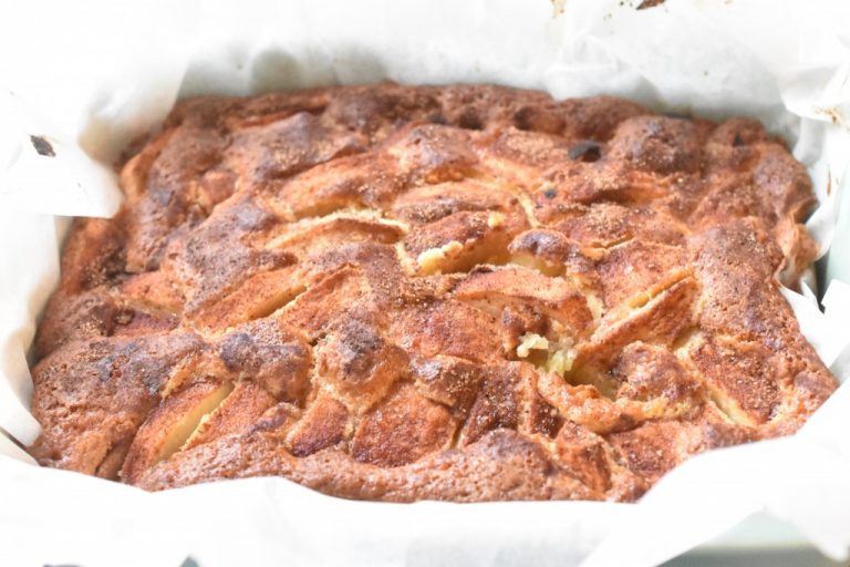 Kage med æble og kanel – nem æblekage • nogetiovnen.dk