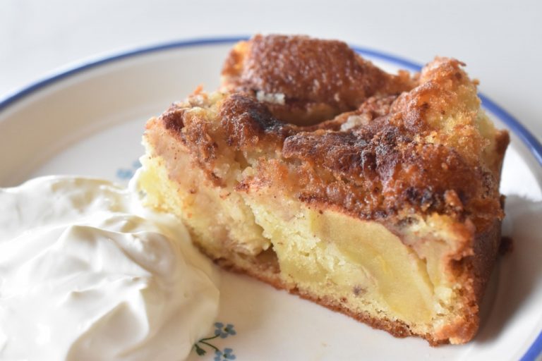 Kage med æble og kanel – nem æblekage • nogetiovnen.dk