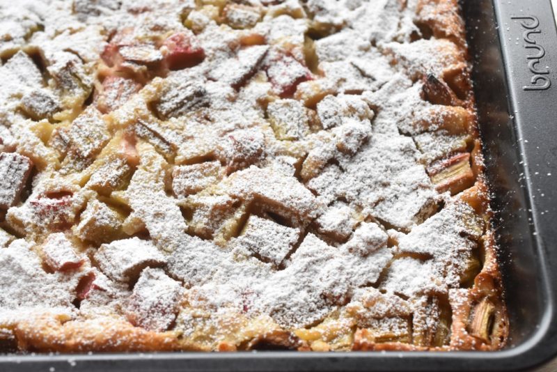 Rabarberkage med kokos og marcipan – nem • nogetiovnen.dk