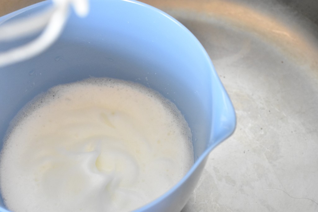 Pavlova opskrift – nem pavlova kage med bær og fløde