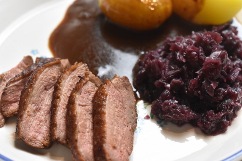 Stegt andebryst på pande – nem hurtig opskrift nogetiovnen.dk