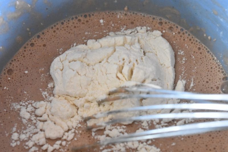 Chokolade pandekager med kakaomælk • nogetiovnen.dk