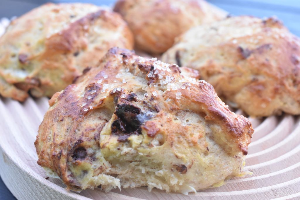 Teboller opskrift på luftige kardemommeboller nogetiovnen.dk