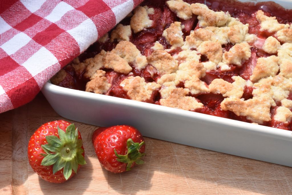 Sommerkage – opskrift på kage med rabarber • nogetiovnen.dk