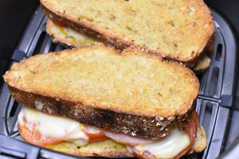 Toast på pande med æg og ost – opskrift • nogetiovnen.dk