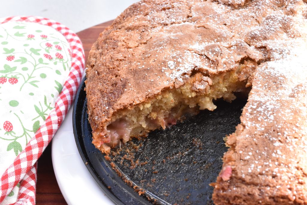 Sandkage med rabarber – lækker kage opskrift nogetiovnen.dk