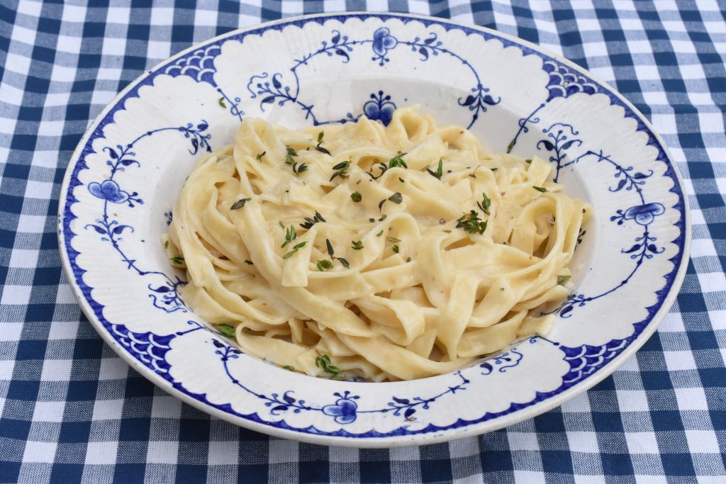 Pasta Alfredo – nem cremet pastaret med fløde nogetiovnen.dk