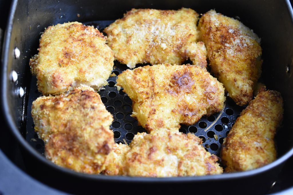 Crispy kylling i airfryer – nuggets opskrift nogetiovnen.dk