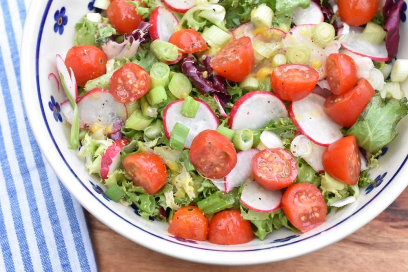 Salat med agurk og tomat – nem opskrift på grøn salat