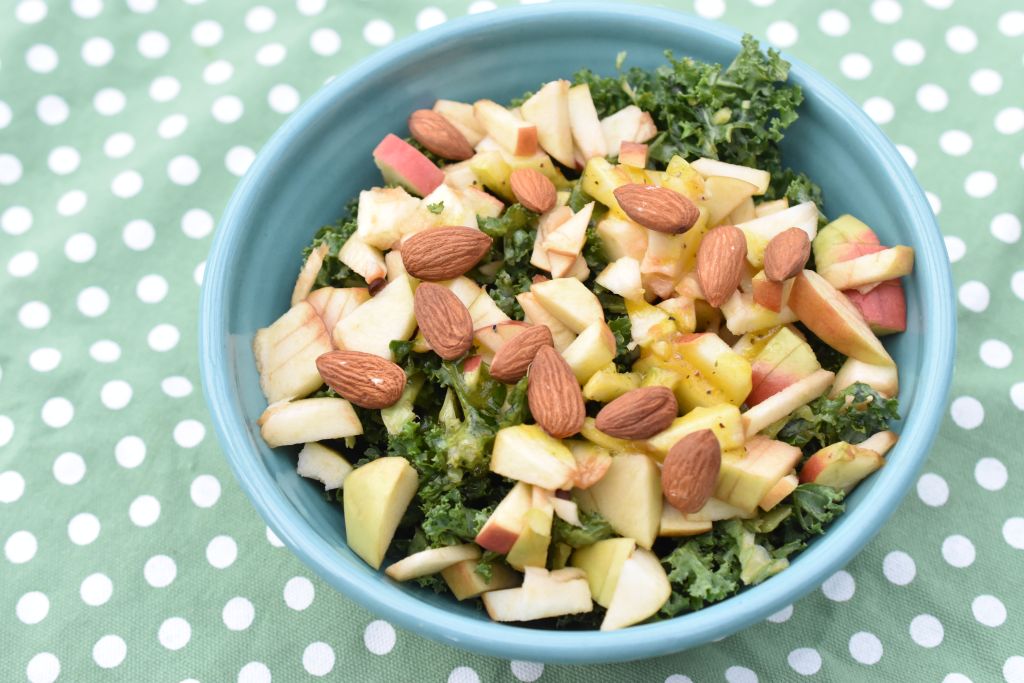 Salat med agurk og tomat – nem opskrift på grøn salat