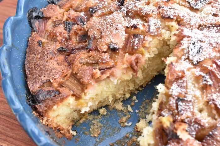 Sommerkage – opskrift på kage med rabarber • nogetiovnen.dk