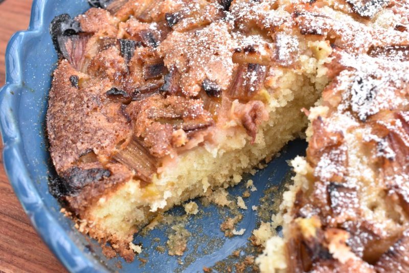 Sommerkage – opskrift på kage med rabarber • nogetiovnen.dk