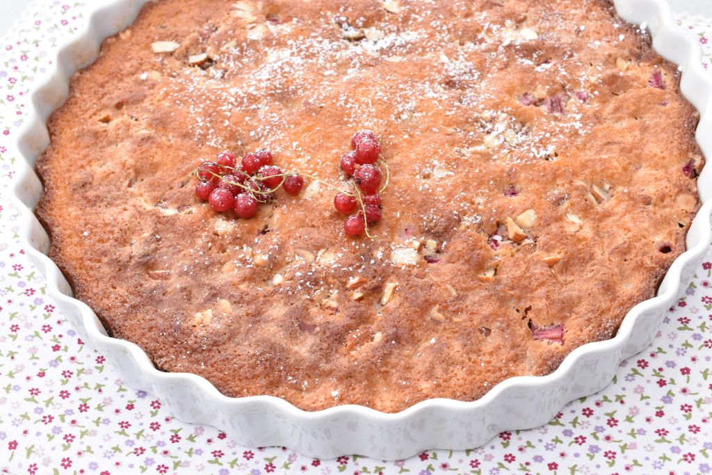 Sommerkage – opskrift på kage med rabarber • nogetiovnen.dk