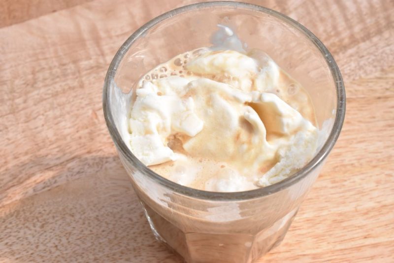 Iskaffe med vaniljeis – nem lækker opskrift • nogetiovnen.dk