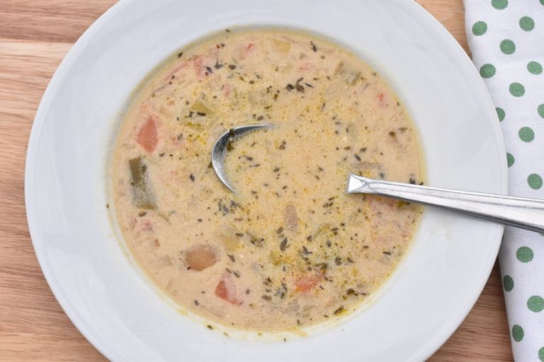 Ostesuppe – opskrift på pikantsuppe med porrer og flødeost