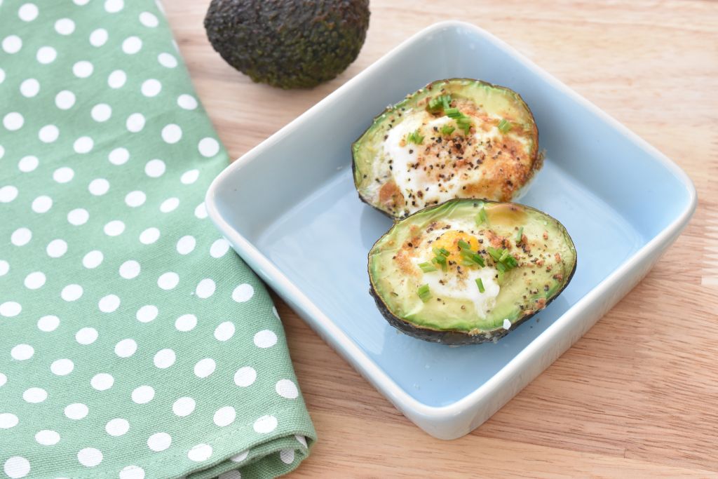 Bagt avocado med æg i airfryer eller ovn – nem opskrift