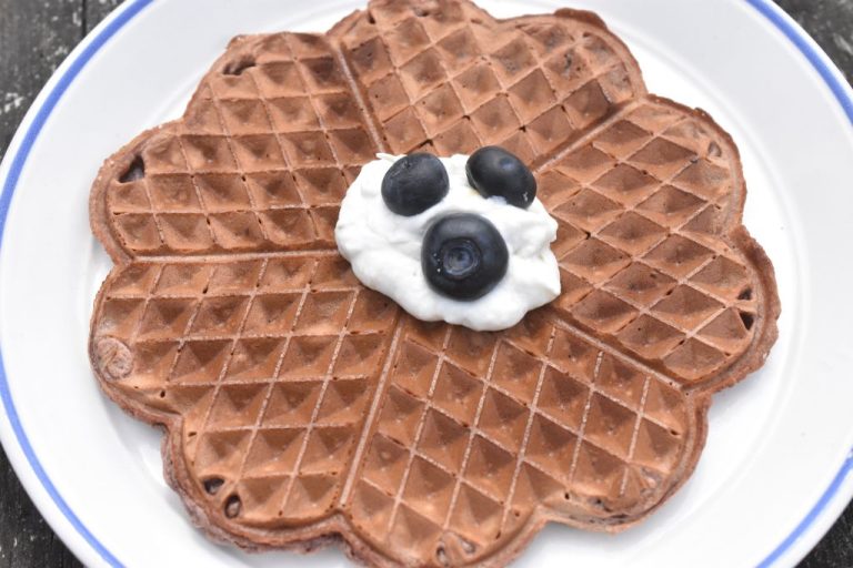 Chokolade pandekager med kakaomælk • nogetiovnen.dk