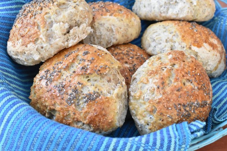 Chiaboller – opskrift på grove boller med chiafrø