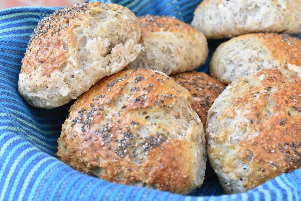 Chiaboller – opskrift på grove boller med chiafrø