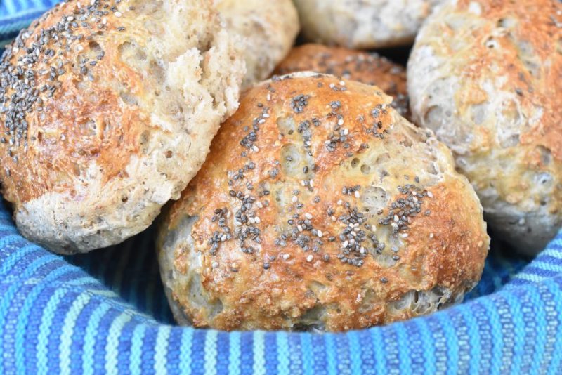 Chiaboller – opskrift på grove boller med chiafrø