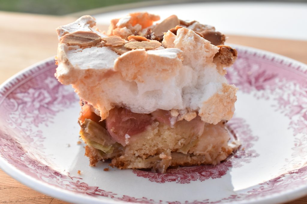 Rabarberdrøm med marengs – skøn kage med rabarber