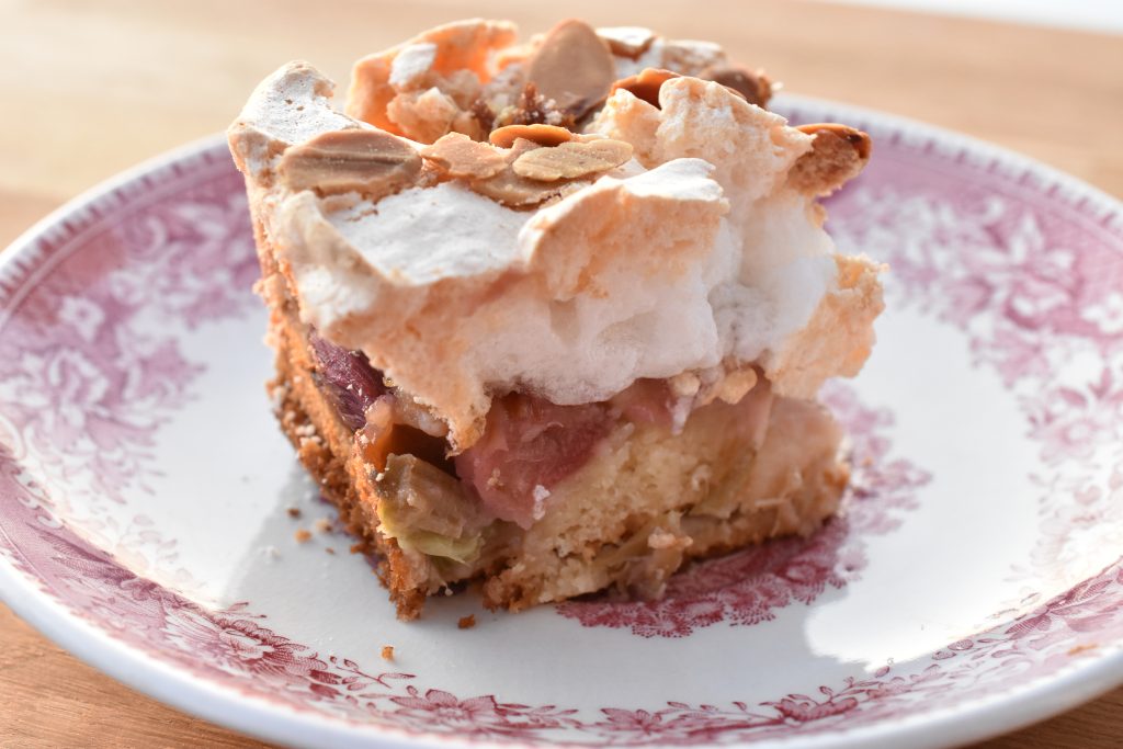 Rabarberdrøm med marengs – skøn kage med rabarber