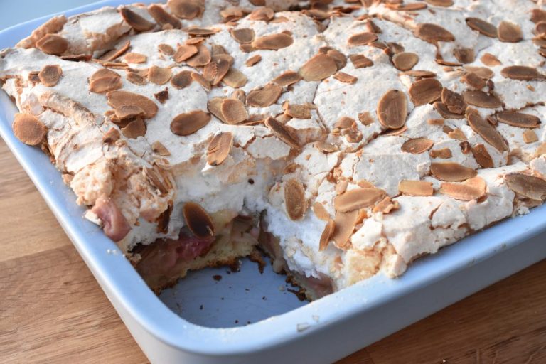 Rabarberdrøm med marengs – skøn kage med rabarber