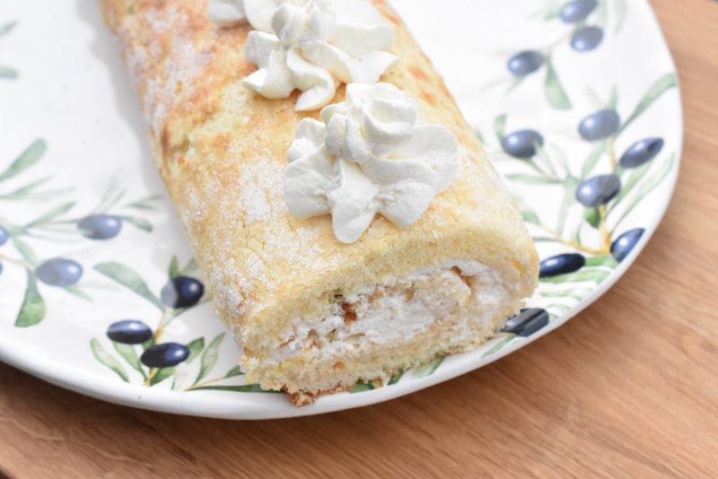 Citronroulade – luftig roulade med citroncreme nogetiovnen.dk