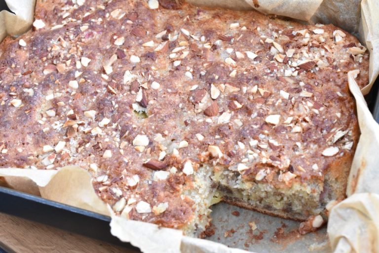 Banankage med rabarber – svampet kage med banan